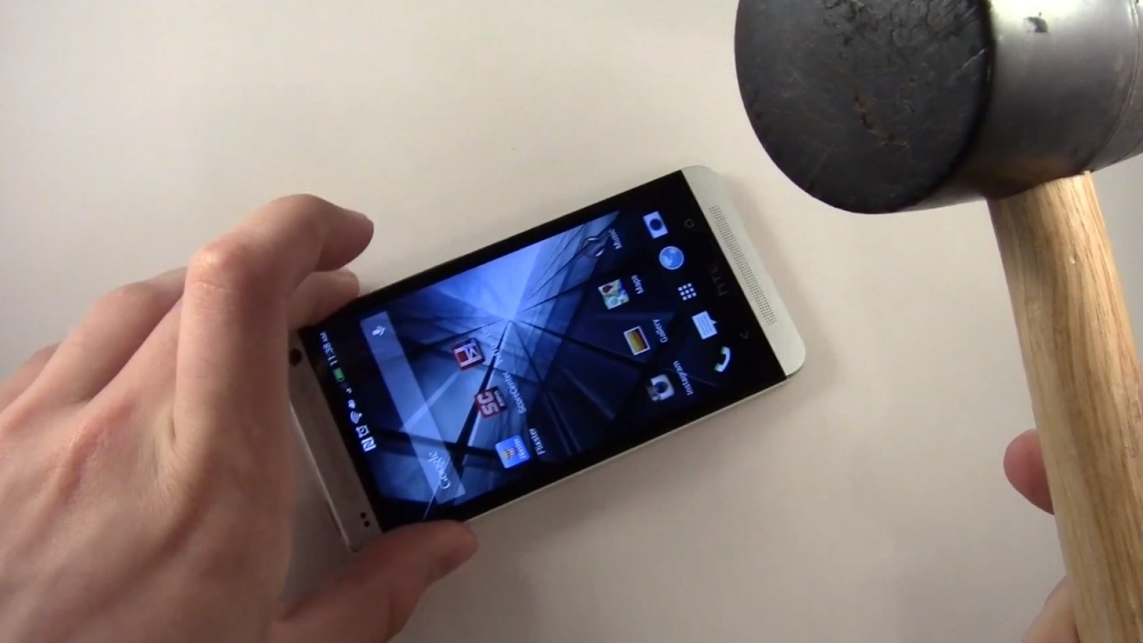 HTC One, que vaut-il face à un maillet