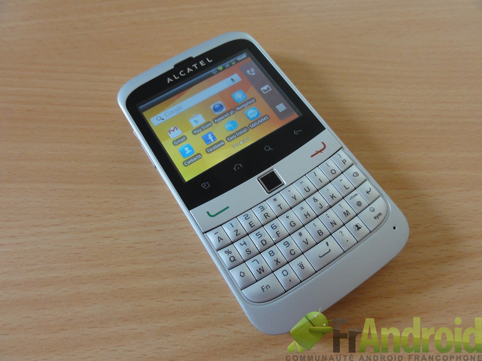 Test de l'Alcatel One Touch 916 : un nouveau smartphone à clavier