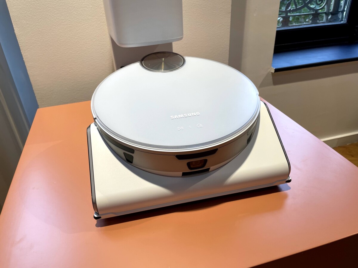 Nous avons vu le JetBot AI+, l'aspirateur-robot de Samsung ...