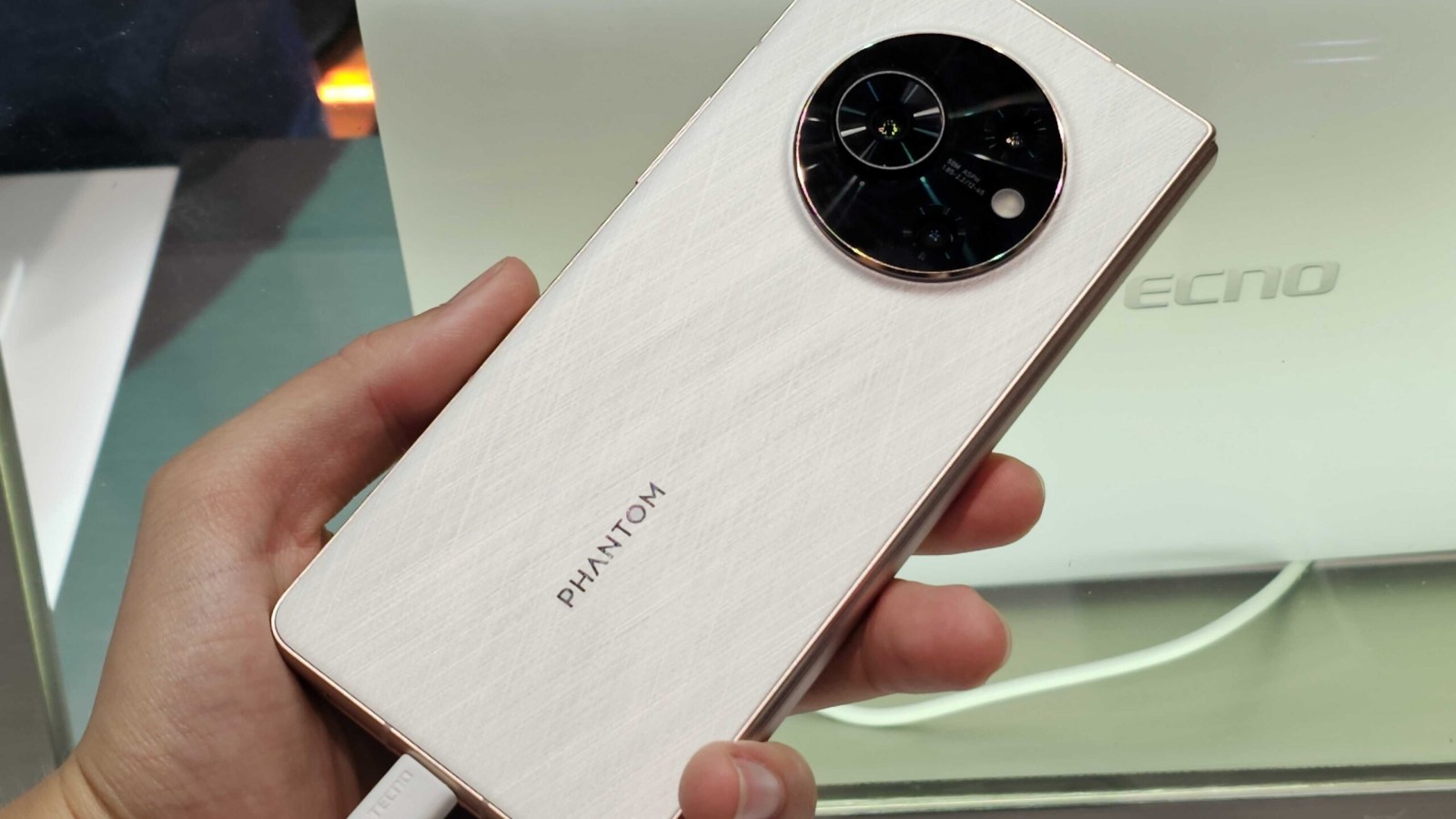 Ce smartphone pliant est deux fois moins cher que le Galaxy Z Flip 5