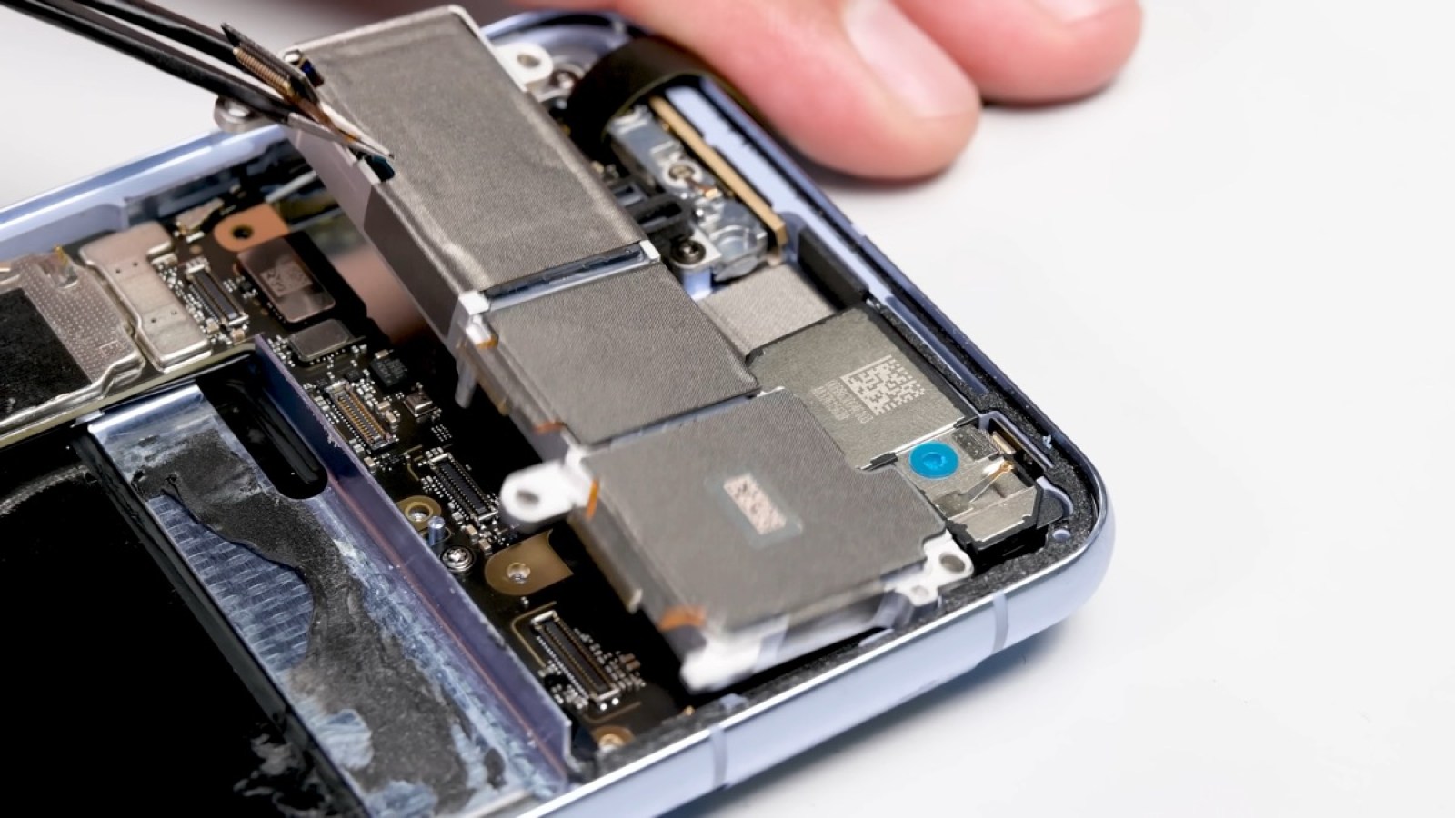 Démontage en profondeur du Google Pixel 8 Pro : voici ce que l'on apprend