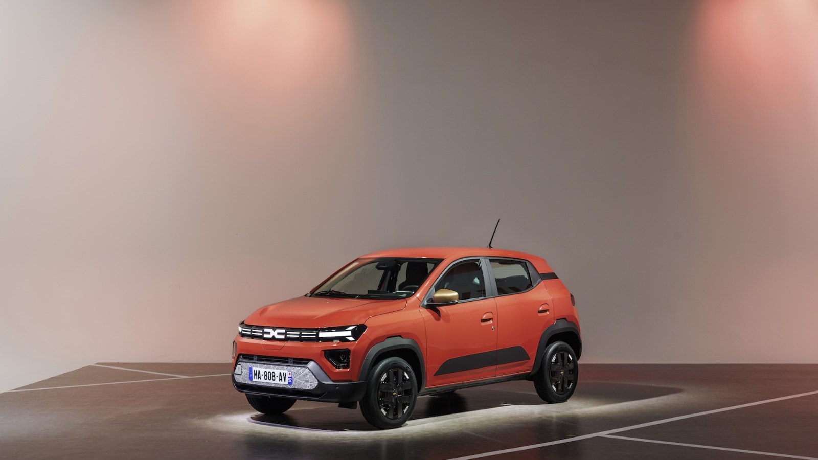 Pourquoi la Dacia Spring coûte 3 500 € de plus en France que dans d ...