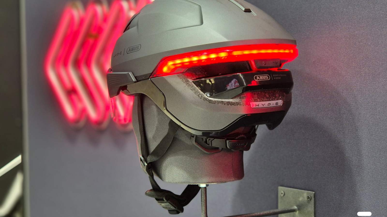 On a vu le nouveau casque vélo Abus HYP-E : « appel de phares », feu ...