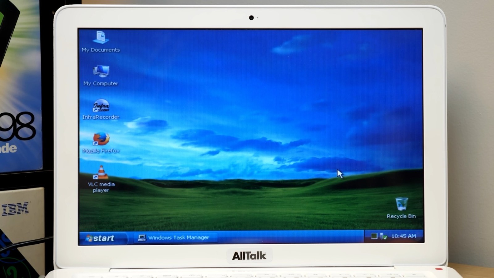 Windows XP et Half-Life dans un MacBook à écran tactile, ça ressemble à ...