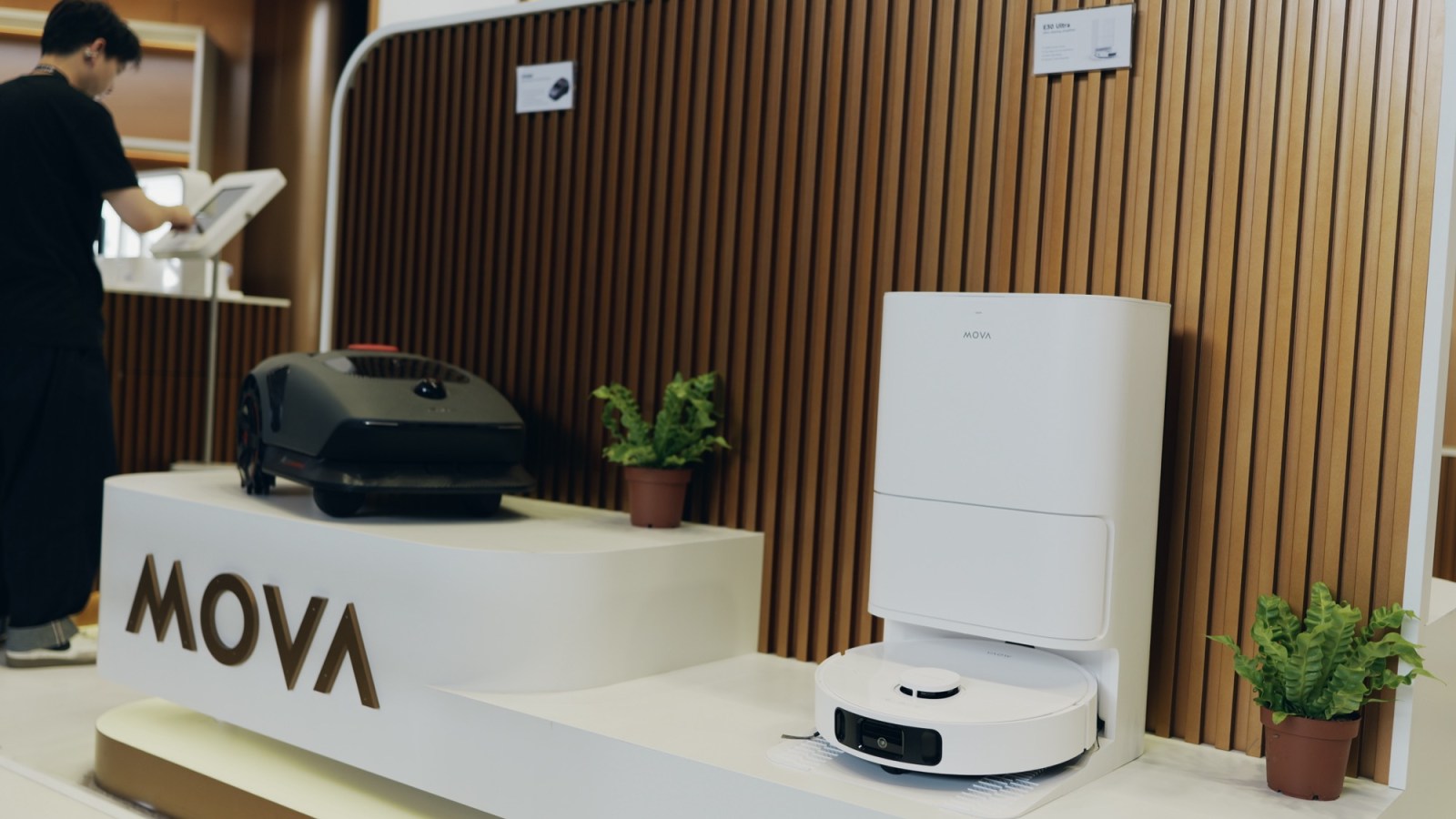 Qui est Mova, la nouvelle marque d'aspirateurs robots qui applique la ...