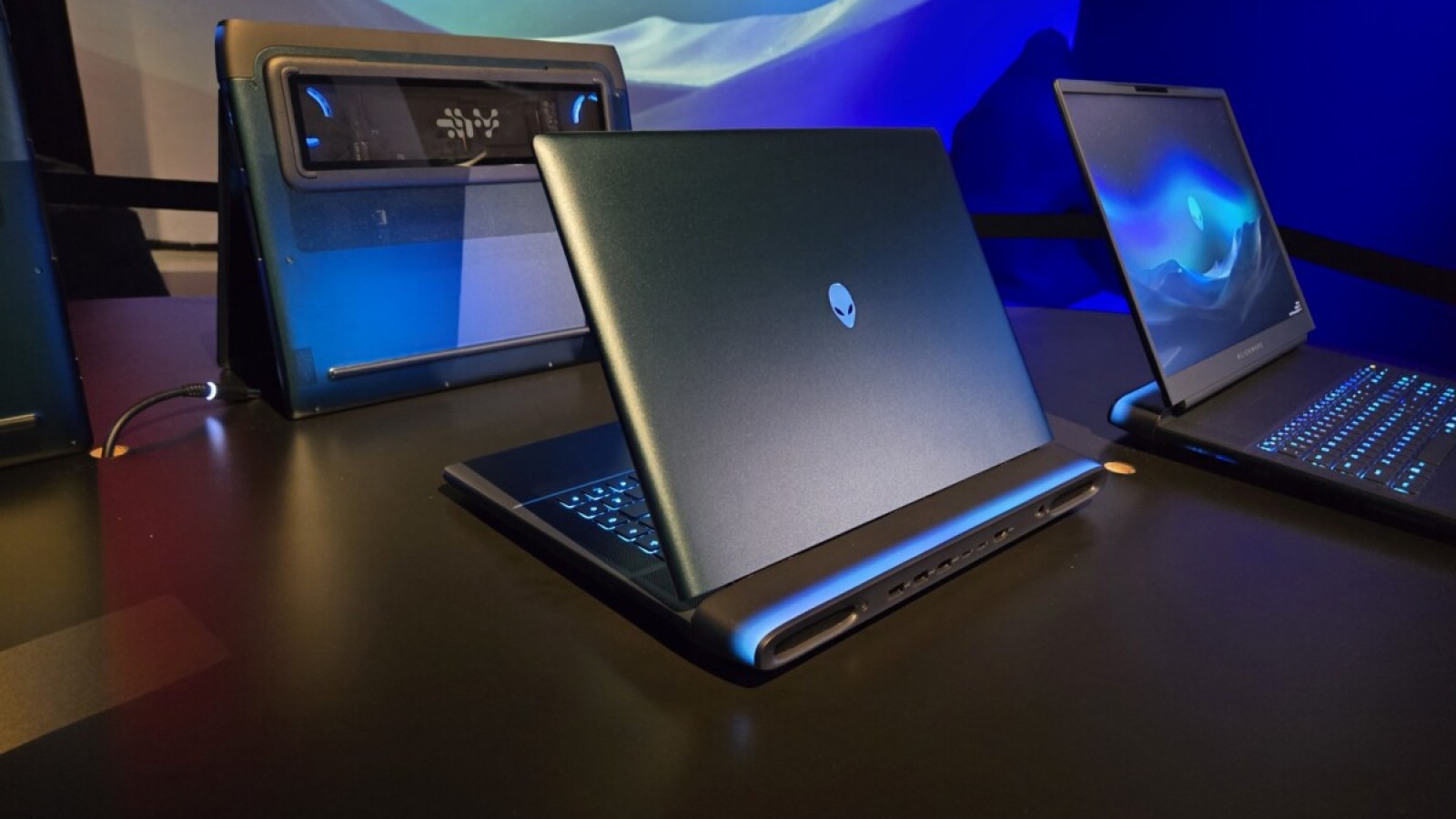 CES 2025 : Alienware dévoile sa gamme Area 51 boostée aux RTX 50 ...