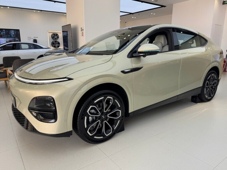 Le meilleur concurrent du Tesla Model Y s'améliore encore : on a vu le ...