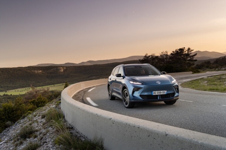 Voici les premières photos officielles de la nouvelle MG4 : la voiture électrique abordable ...