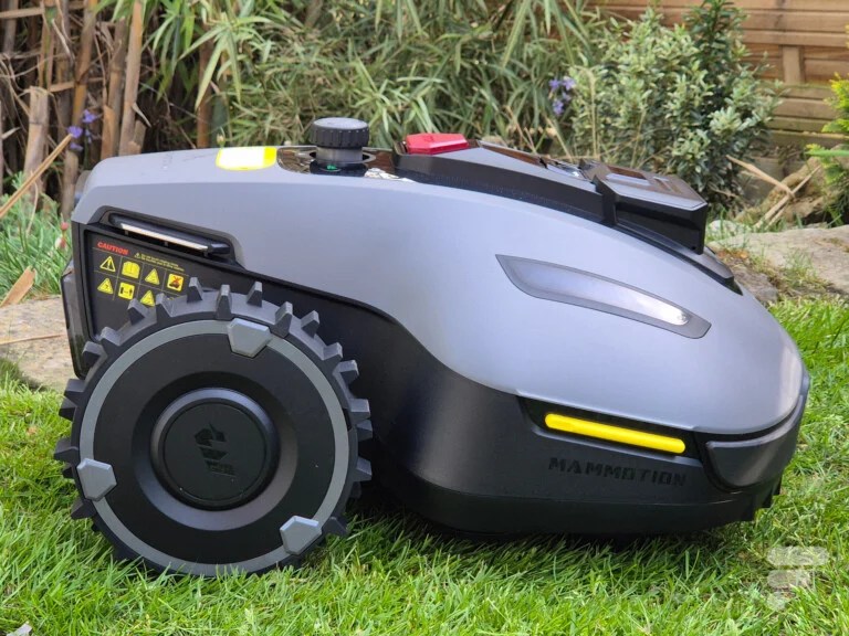 YUKA 2000 : le robot tondeuse qui aime les grandes surfaces est en ...