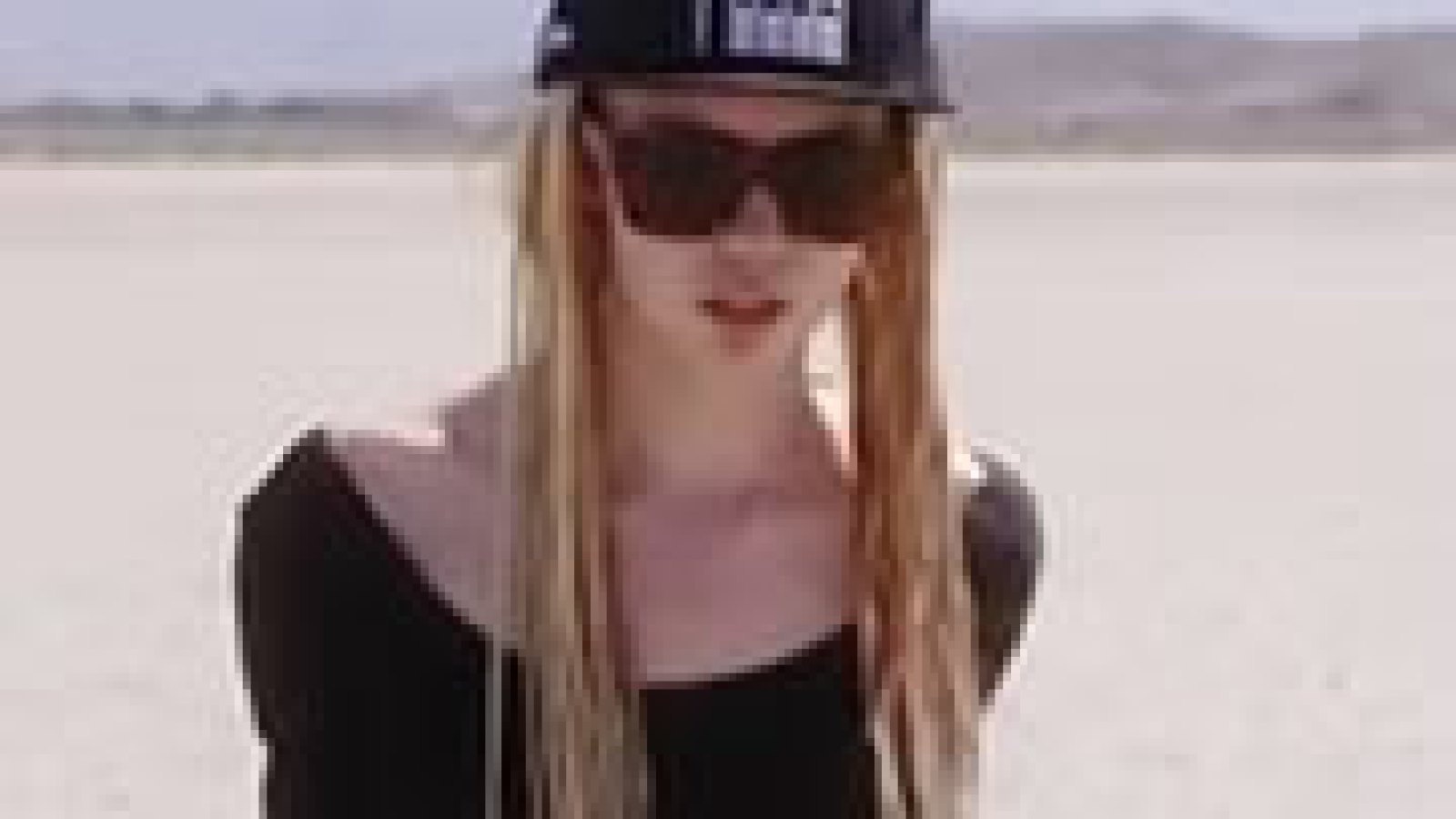 Grimes sort (enfin !) le clip de Genesis - Madmoizelle