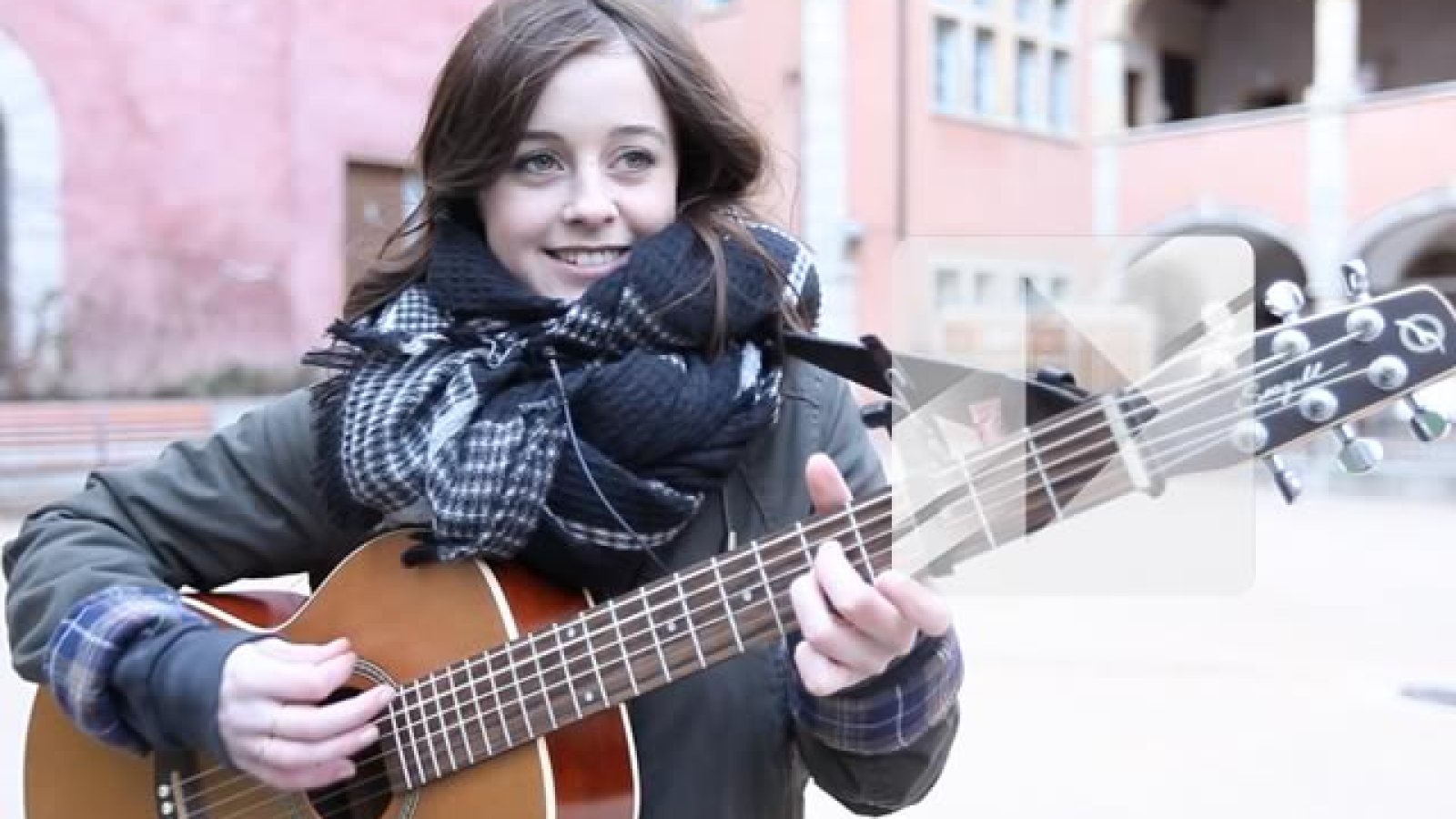 Leïla chante « J'entends » en acoustique guitare-voix à Lyon - Madmoizelle