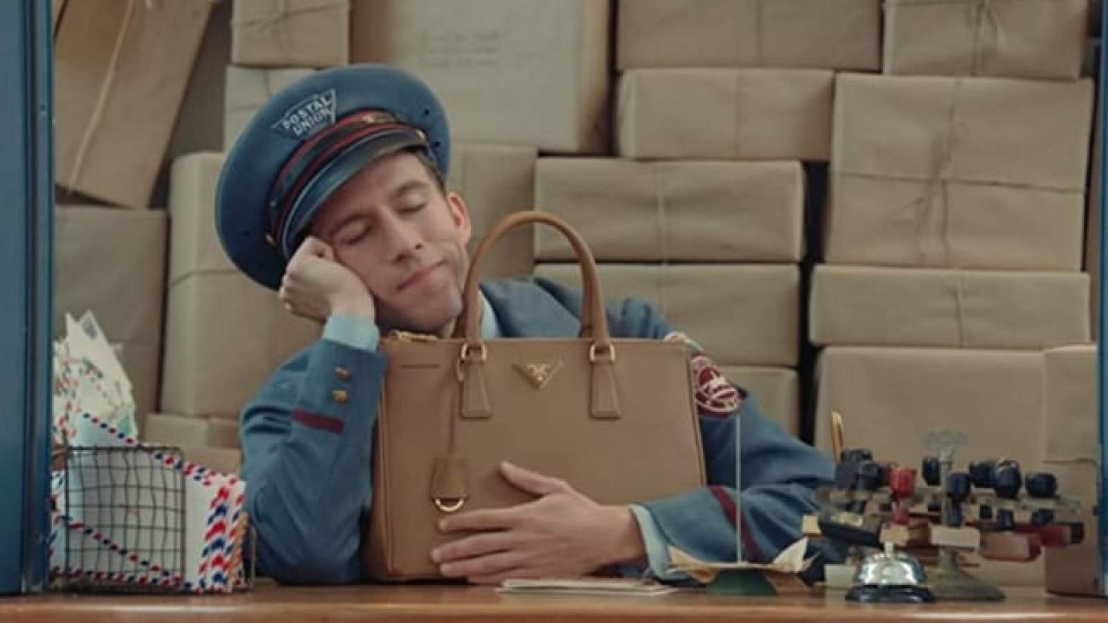 Prada sort sa nouvelle campagne de pub réalisée par Autumn de Wilde ...