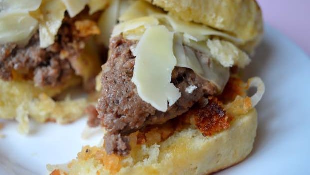 Recette du cheeseburger à base de pain au parmesan #CheeseburgerDay ...