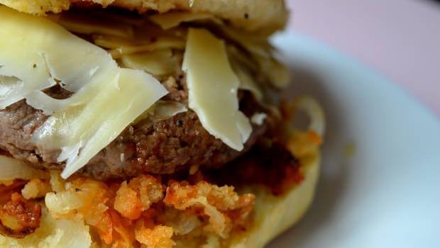 Recette du cheeseburger à base de pain au parmesan #CheeseburgerDay ...