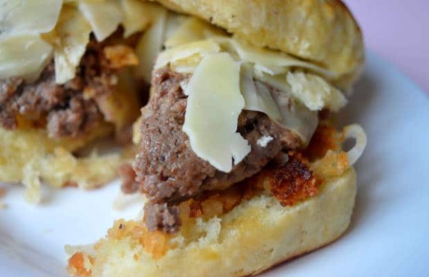 Recette du cheeseburger à base de pain au parmesan #CheeseburgerDay ...