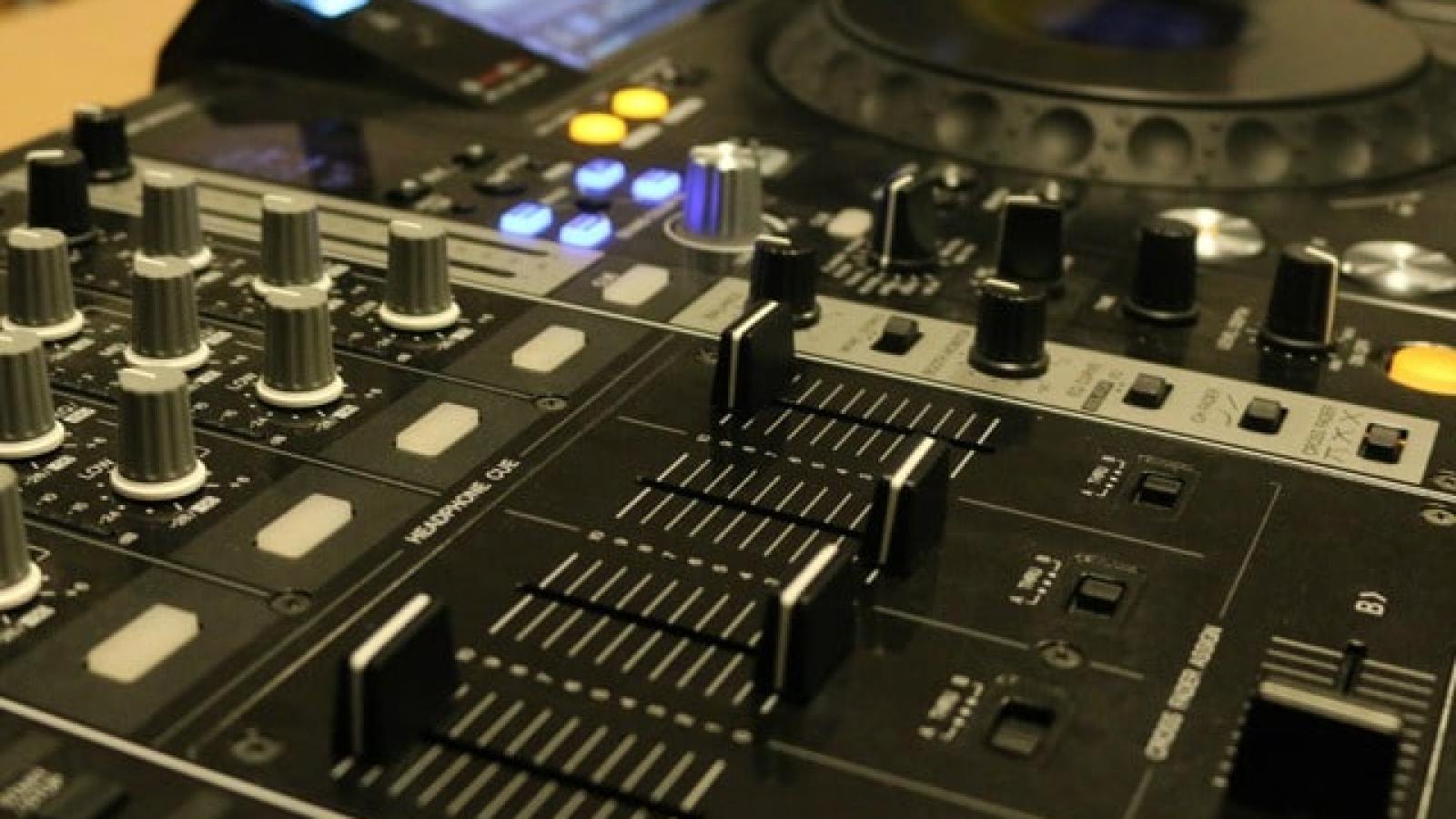 J'ai testé pour vous... un cours de mixage pour DJ débutant - Madmoizelle