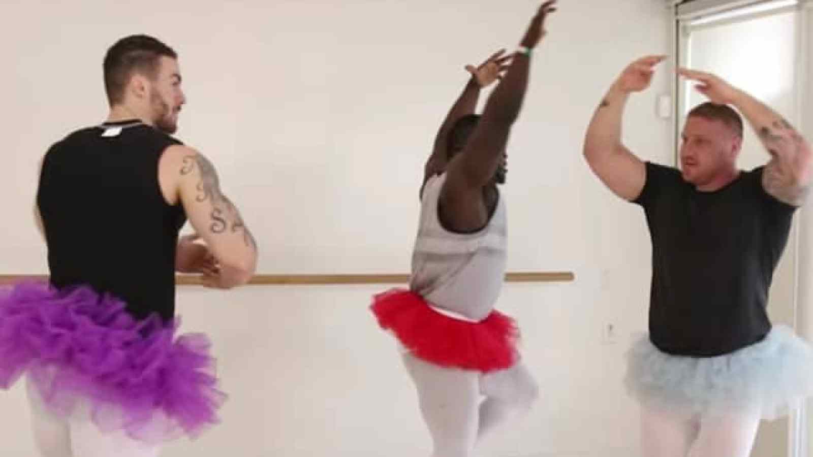Une vidéo montre des bodybuilders qui font de la danse classique