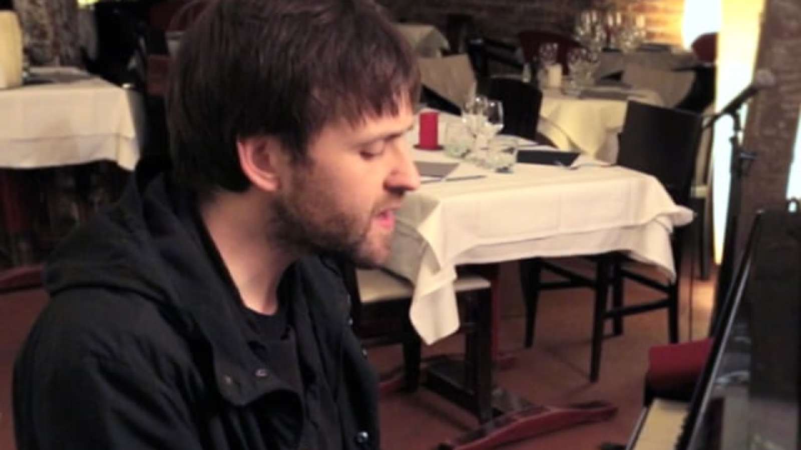 Gerard Black, alias Babe, interprète Wisteria en piano-voix — madmoiZelle