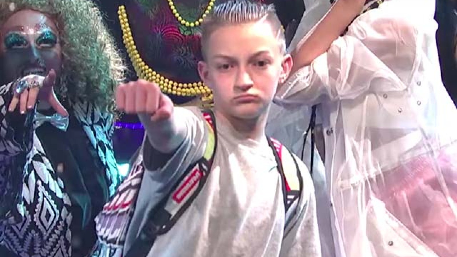 Katy Perry : qui est son danseur adolescent au sac à dos qui fait le buzz