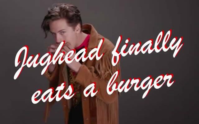 Riverdale : Jughead (Cole Sprouse) mange enfin un burger