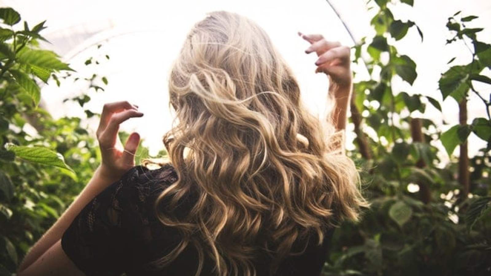 Techniques pour boucler et onduler ses cheveux sans chaleur