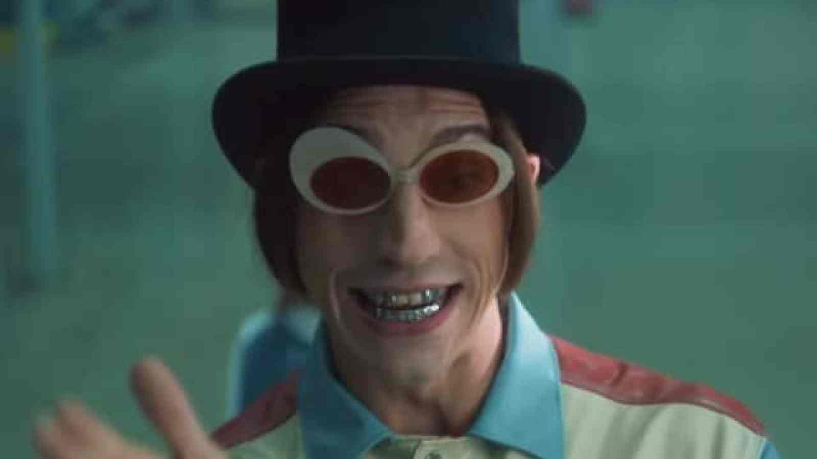 Roméo Elvis en Willy Wonka foncedé dans le clip de « Chocolat ...