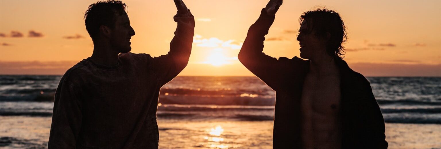 Une série engagée sur l'inventeur du high five, par Jamie Lee Curtis et ...