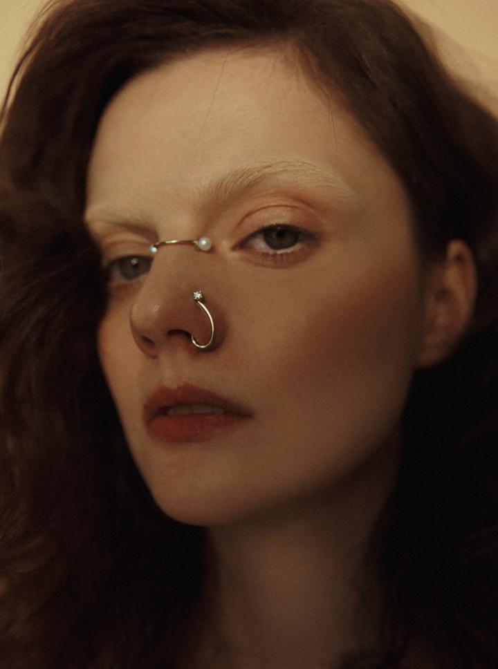 Les faux anneaux dans le nez font leur grand retour, pour un style sans ...