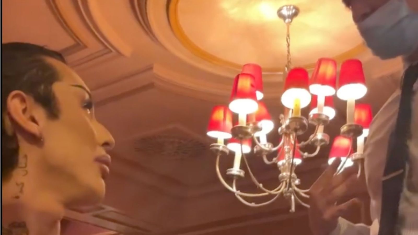 Haron Zaanan, mannequin non-binaire, veut poursuivre un restaurant l’ayant fait sortir pour ...