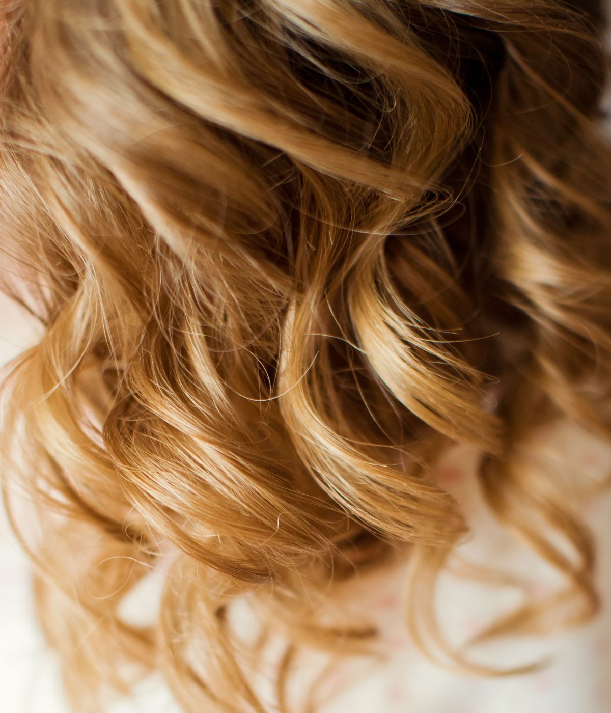 Cheveux bouclés : le guide complet pour passer au naturel