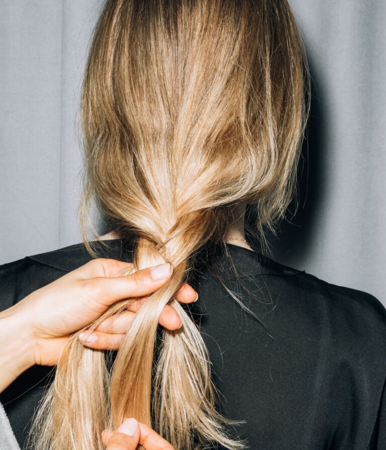 Chaveux blancs précoces : causes, comment agir, que faire