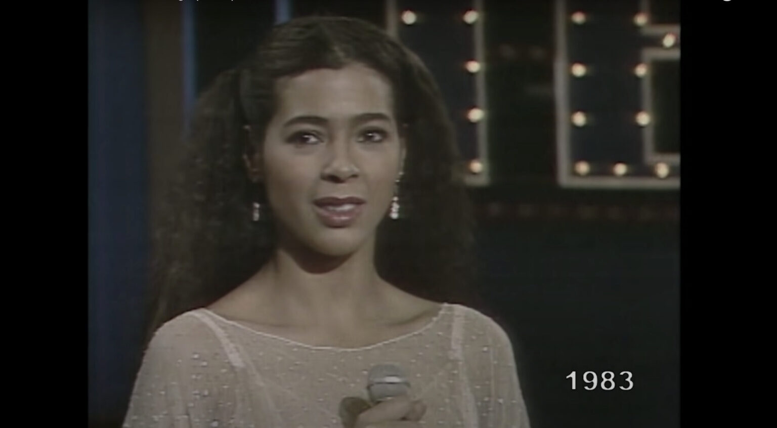 Eva Mendes rend hommage à Irene Cara : « une pionnière latina ...