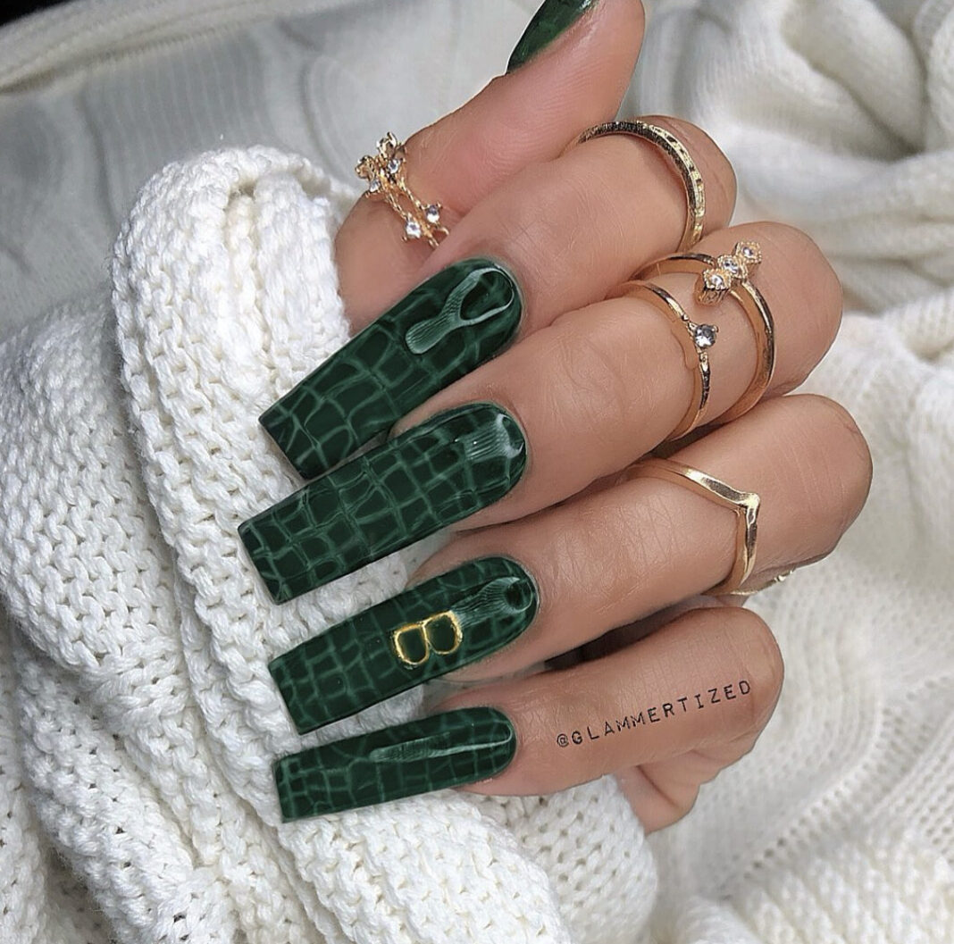 Leather nails : quelle est cette tendance qui habille les ongles de ...