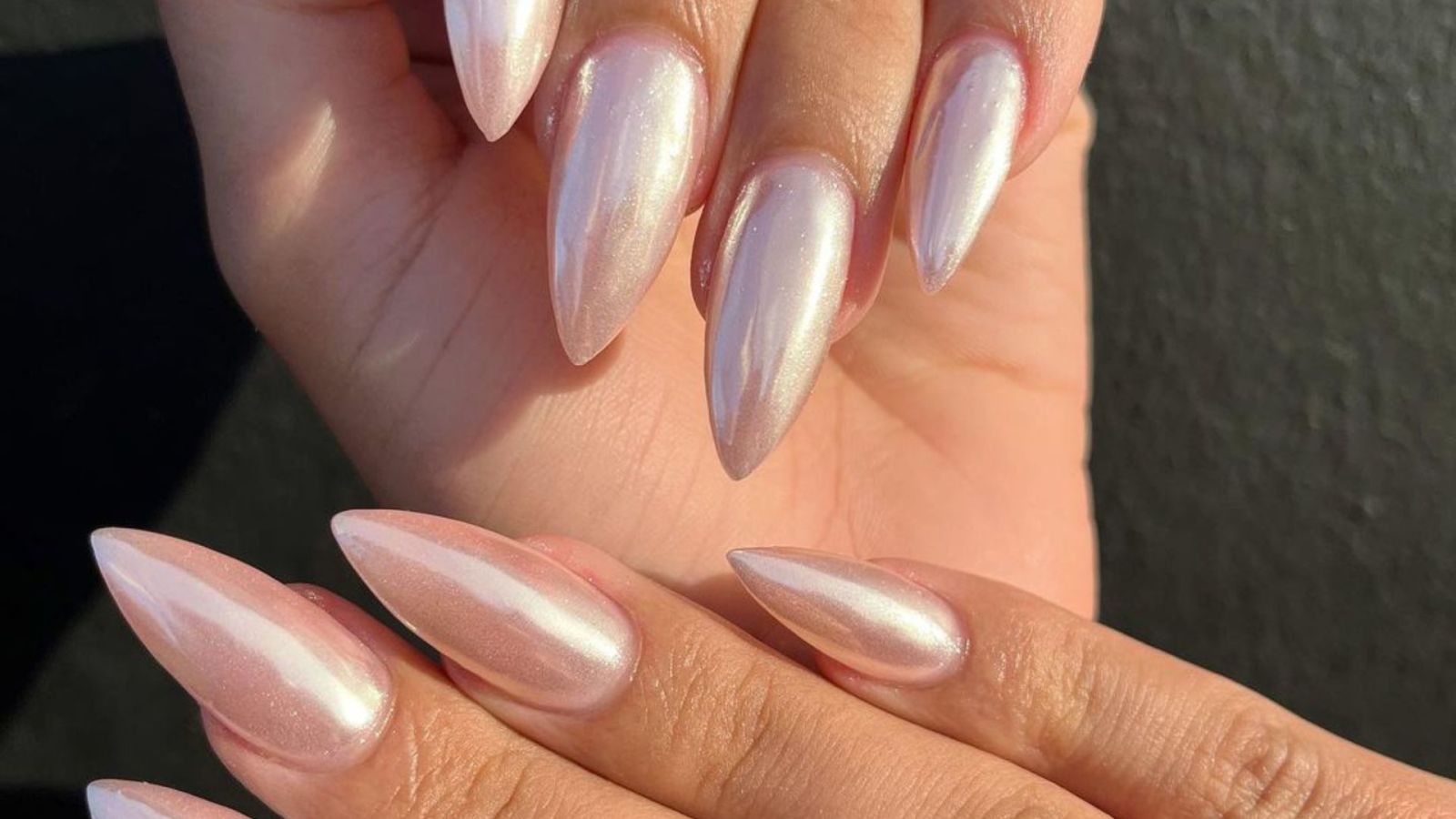 Pearl Nails : cette manucure aux reflets nacrés est la tendance préférée des fans de nude.