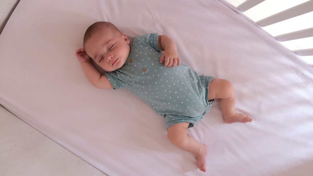 Voici LA technique pour passer un bébé endormi dans les bras à son lit ...