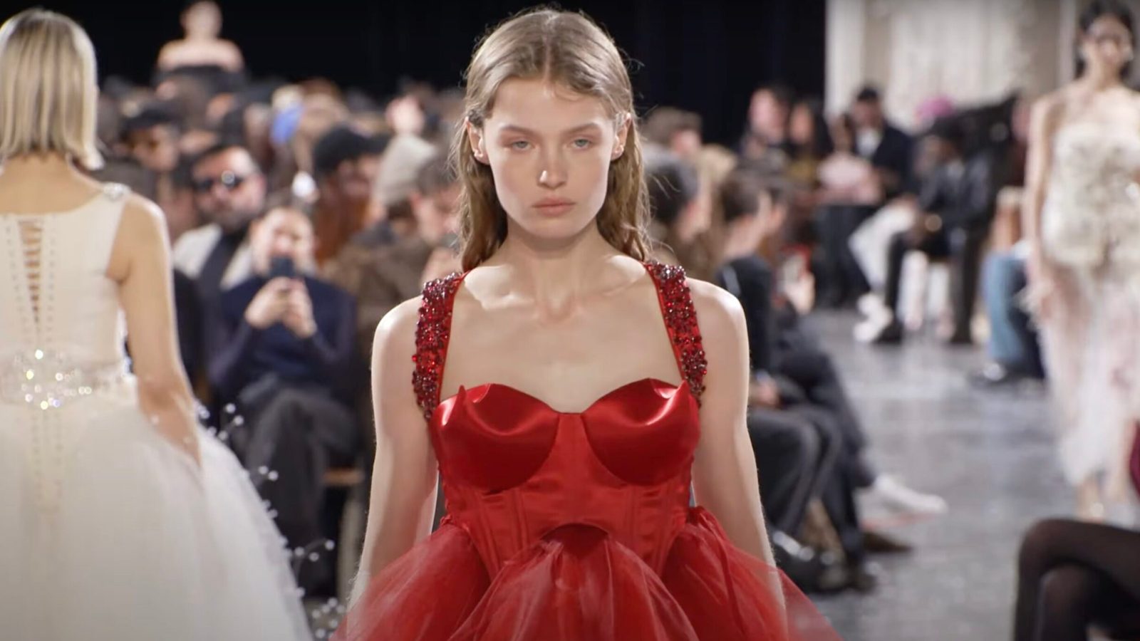 Quand Simone Rocha sublime les épines des roses chez Jean Paul Gaultier ...