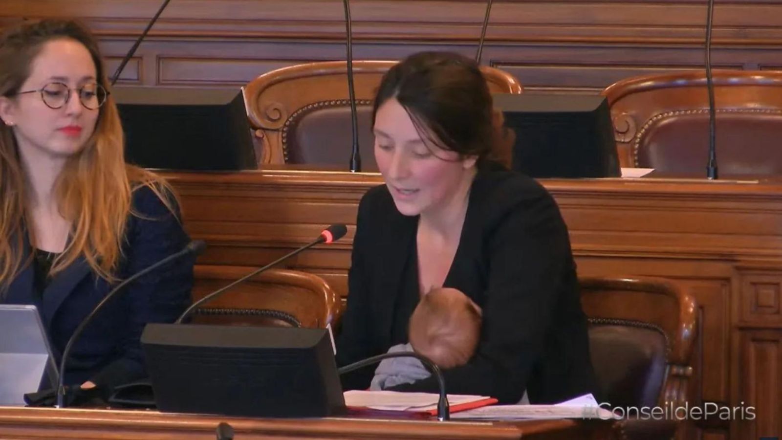 Une conseillère de Paris ouvre la séance avec son bébé dans les bras - Madmoizelle