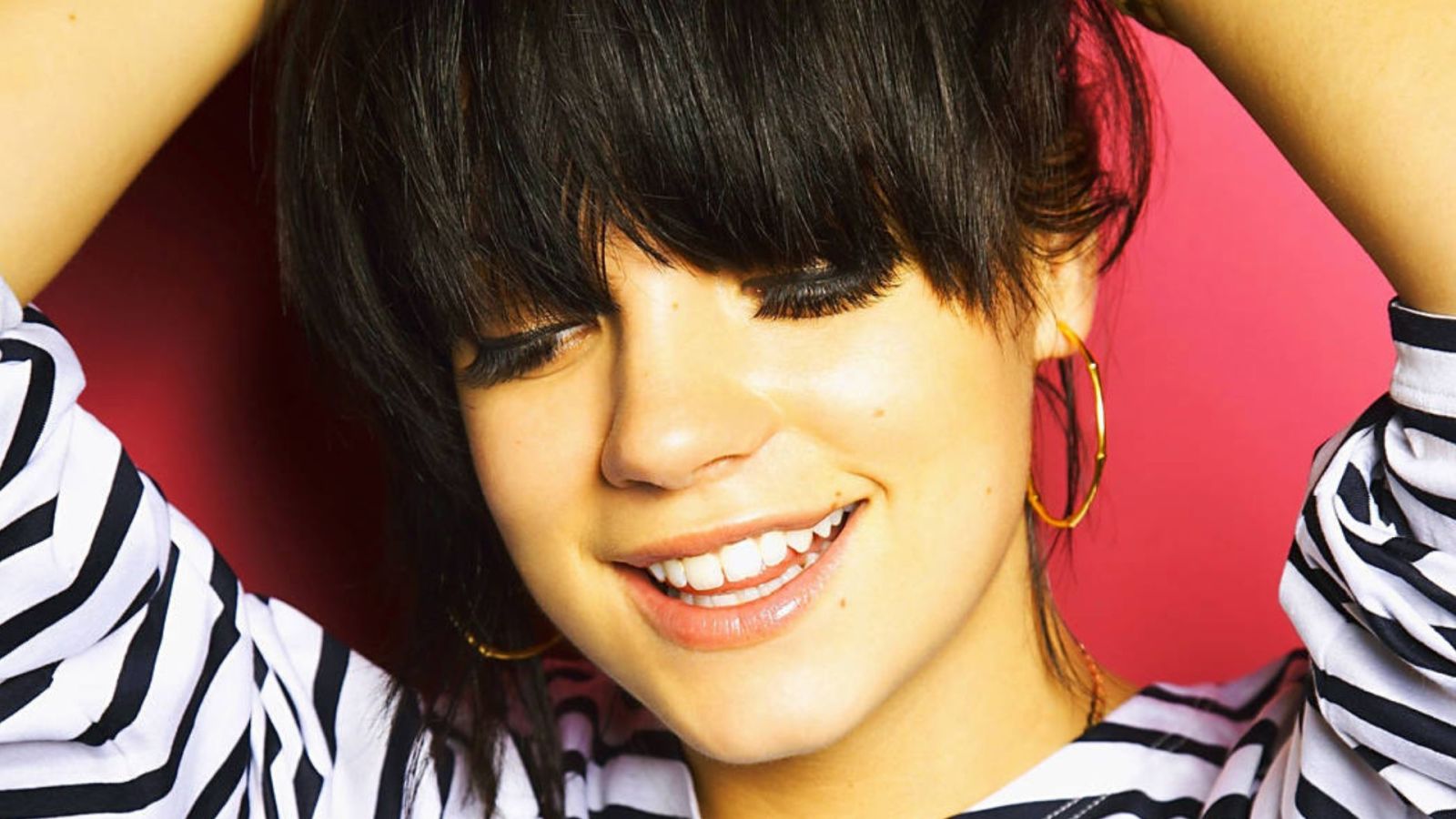 Lily Allen révèle que son mari, David Harbour, contrôle son téléphone ...
