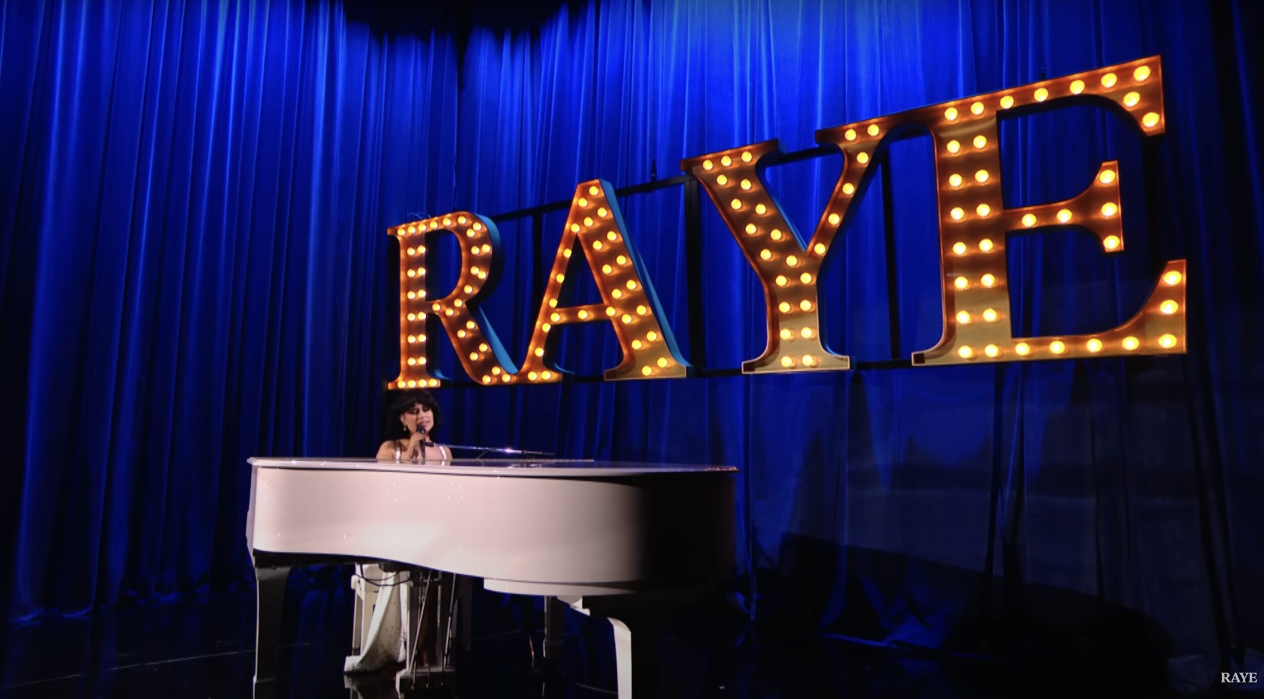 Qui est Raye, la chanteuse qui a tout raflé aux Brit Awards avant de ...