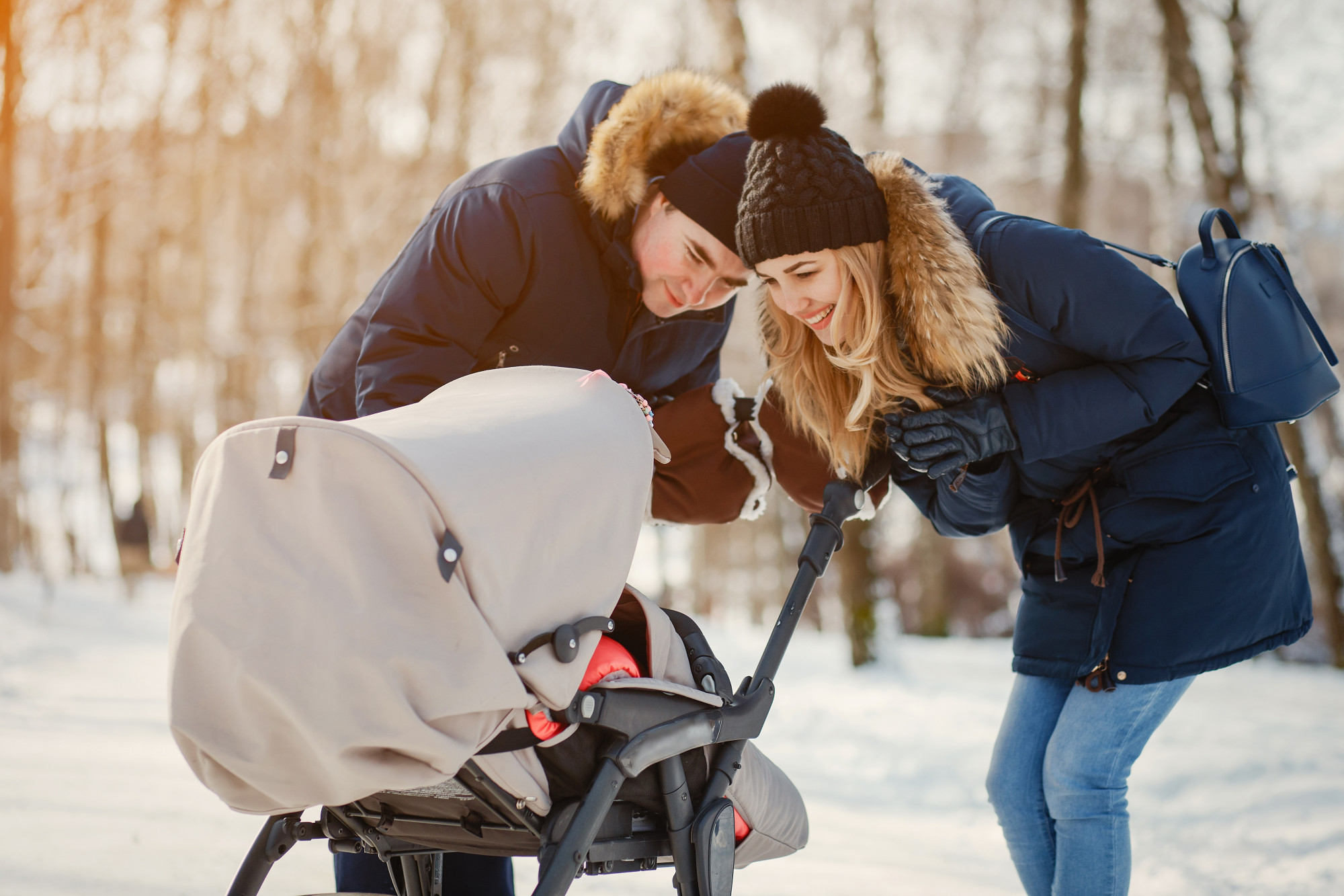 Cet accessoire miracle garde bébé au chaud dans la poussette, même ...