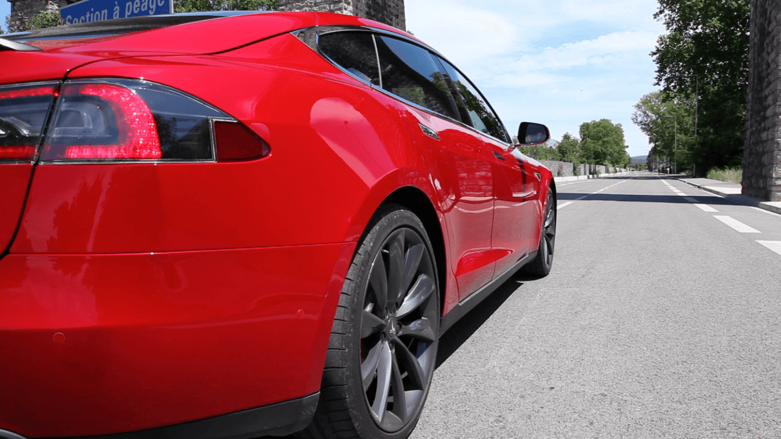 Tesla : l'homme décédé était en excès de vitesse, mais l'enquête ...