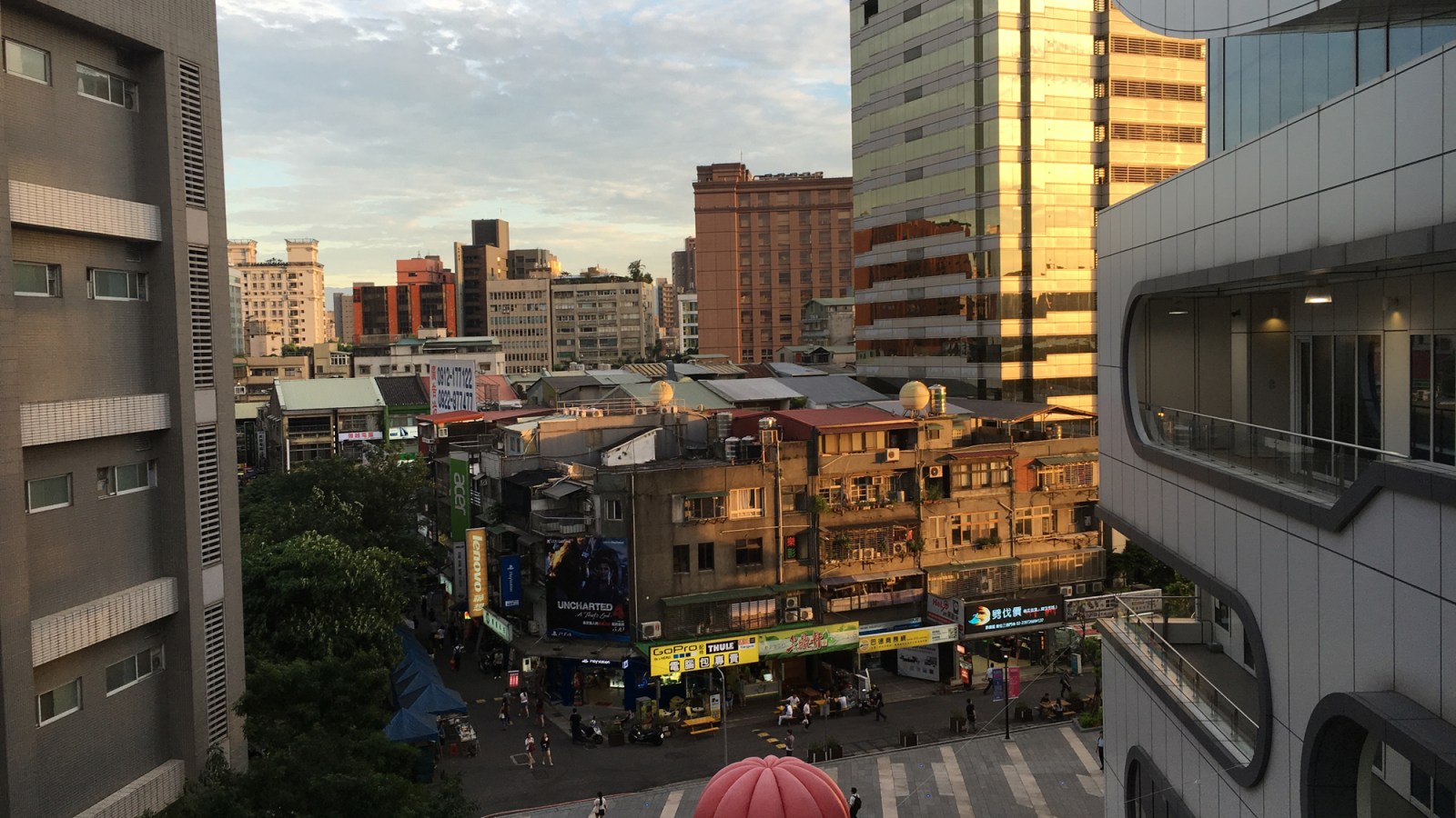 Découvrez la Digital Plaza de Taipei, le temple du composant ...