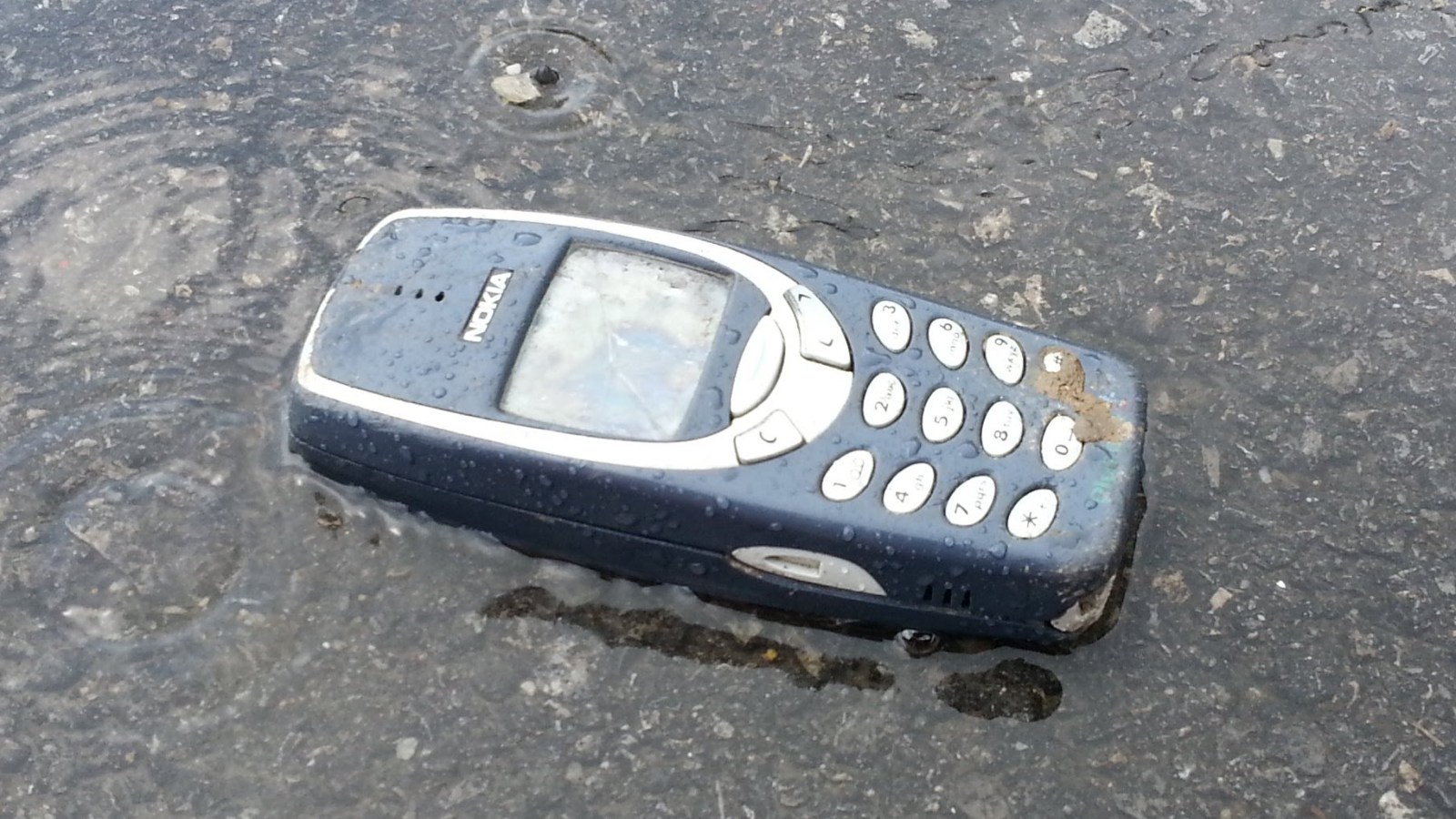 Vraiment incassable : un Nokia 301 arrête une balle en Afghanistan ...