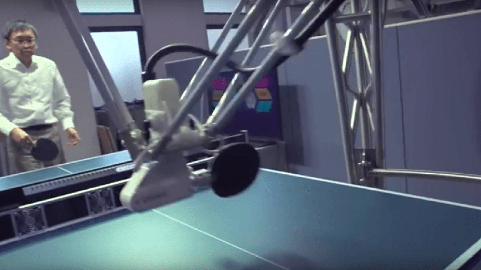 Découvrez Forpheus, le robot champion de ping pong - Numerama