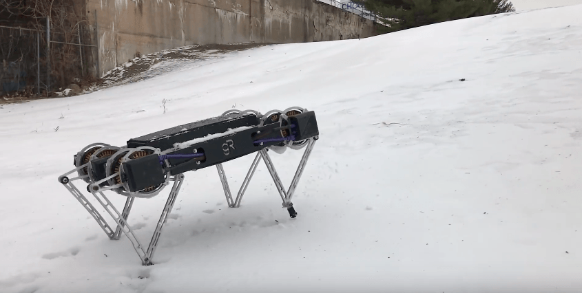 Rien n'arrête le Minitaur, un robot miniature à quatre pattes - Numerama