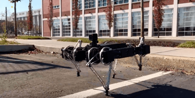 Rien n'arrête le Minitaur, un robot miniature à quatre pattes - Numerama