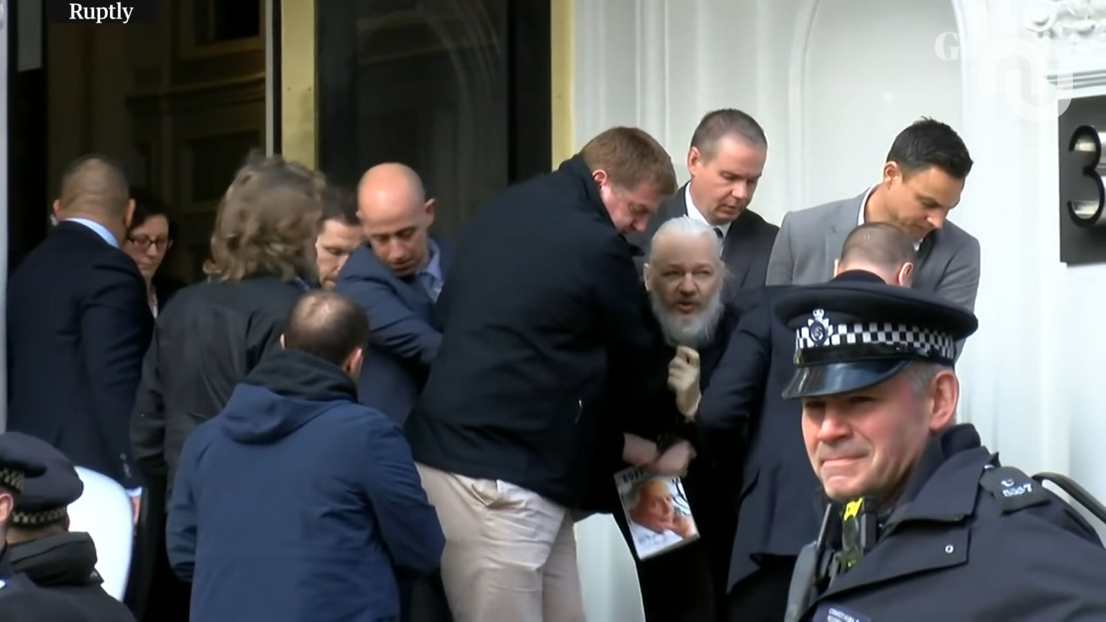 Julian Assange Nest Plus Poursuivi Par La Suède Et Maintenant