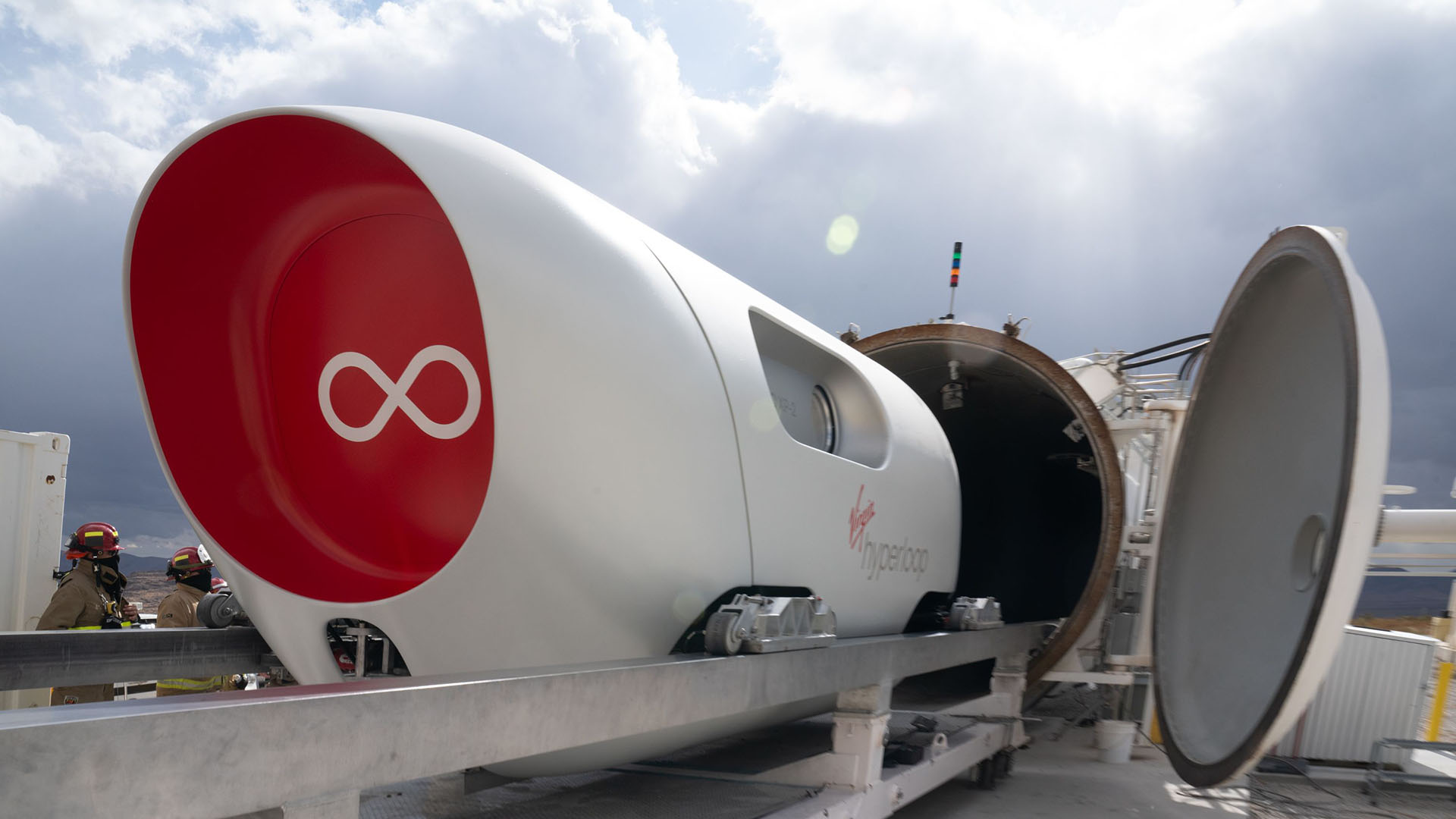 Hyperloop One montre ses avancées avec une série de photos d'un tube de ...