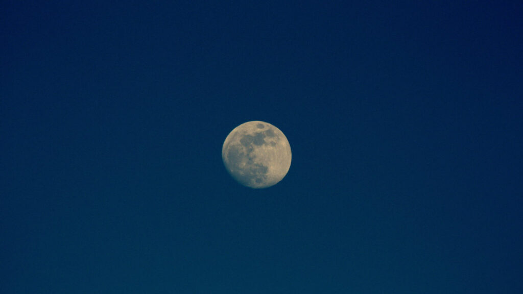 Une mini-Lune en lévitation qui éclaire votre salon ? Ça ne sert à rien ...