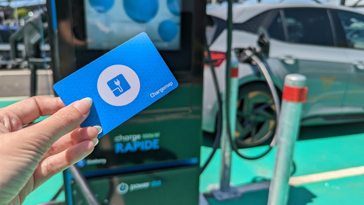 Quelles cartes de recharge choisir pour sa voiture électrique ? - Numerama
